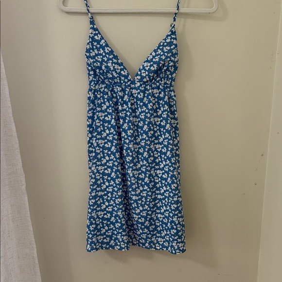 Princess Polly | Dresses | Princess Polly Blue And White Floral Dress ...